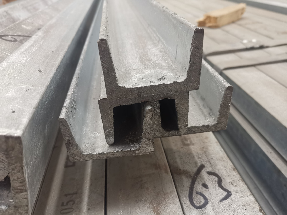 Q235b galvanizó el canal U de acero milímetro de grueso 5m m de X de 100*50*5m m 25m m x 50